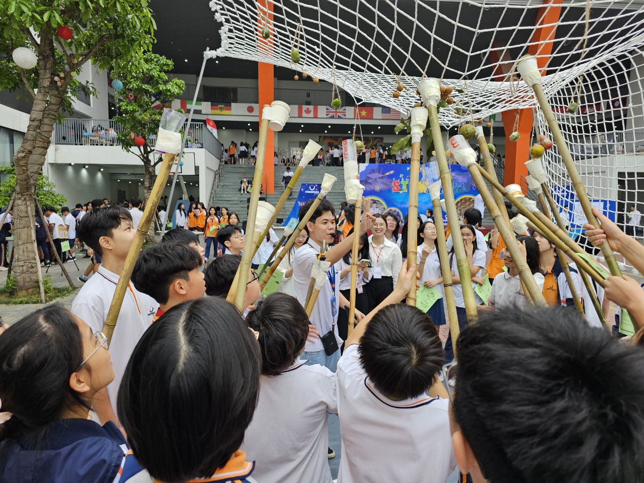 Khám phá không giới hạn tại STEM Fair 2024 – nơi Phenikers làm chủ Công ...